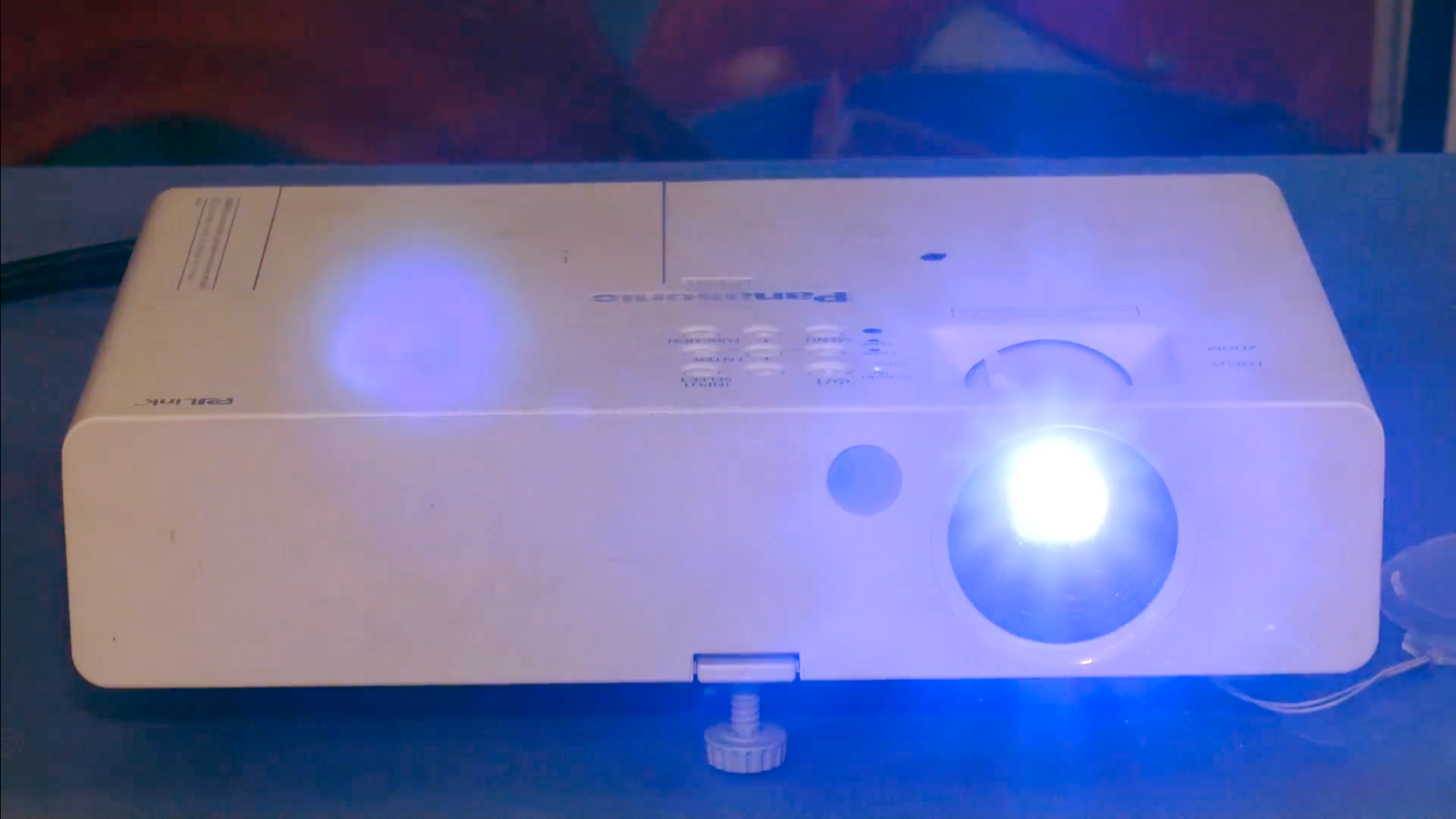 How to Clean a Projector Inside Lens? - ProjectorProfy