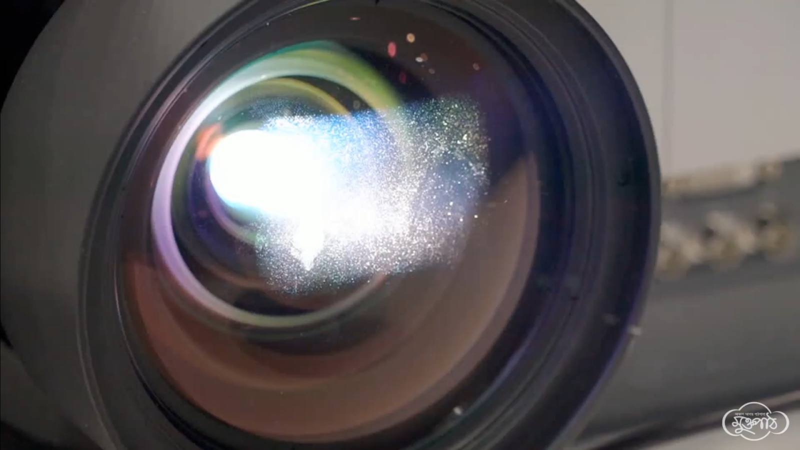 How to Clean a Projector Inside Lens? - ProjectorProfy